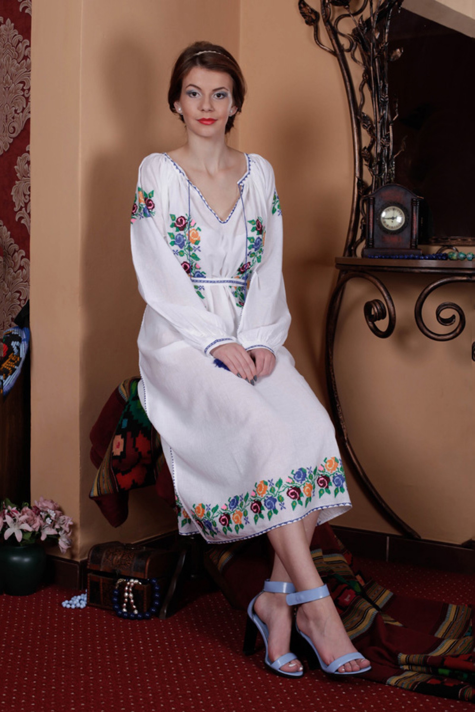 Rochie traditionala lucrata manual model Trandafirasi Colorati din ...